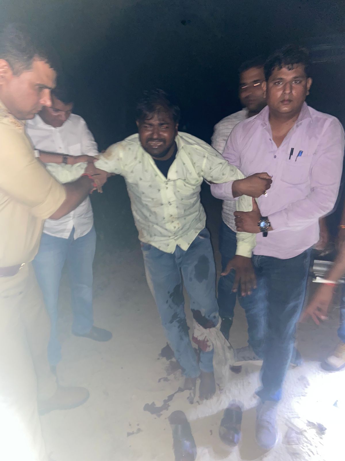 Mathura police encounter with ganja smuggler | मुठभेड़ में घायल हुआ ...