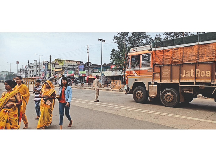 Foot over bridge not built on the highway, people cross the road ...
