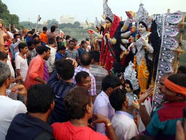 Idol immersion organized after puja-havan, women prepare for farewell ...
