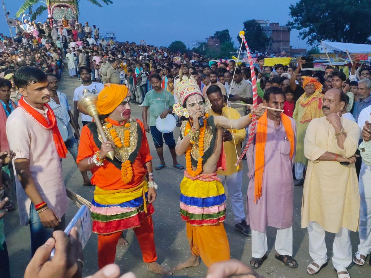 Amidst the rain in Mau, people saw Ravan Dahan | मऊ में बारिश के बीच ...