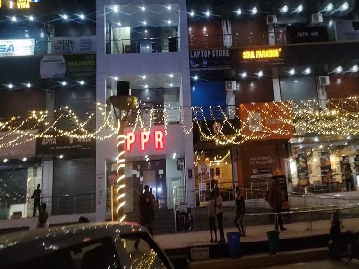 Hooliganism In PPR Mall Jalandhar, Punk elements Pelting bottles fiercely, tattoo shop owner got ...