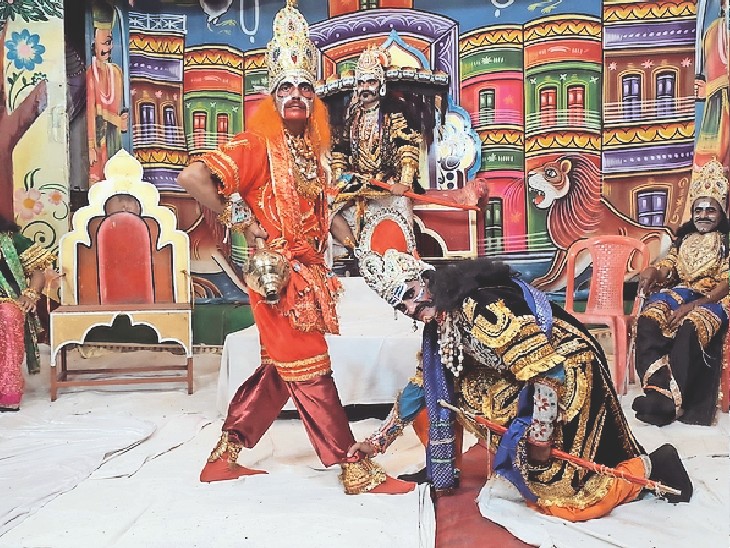 Angad set foot in the court of Ravana in the Ramlila going on in the ...