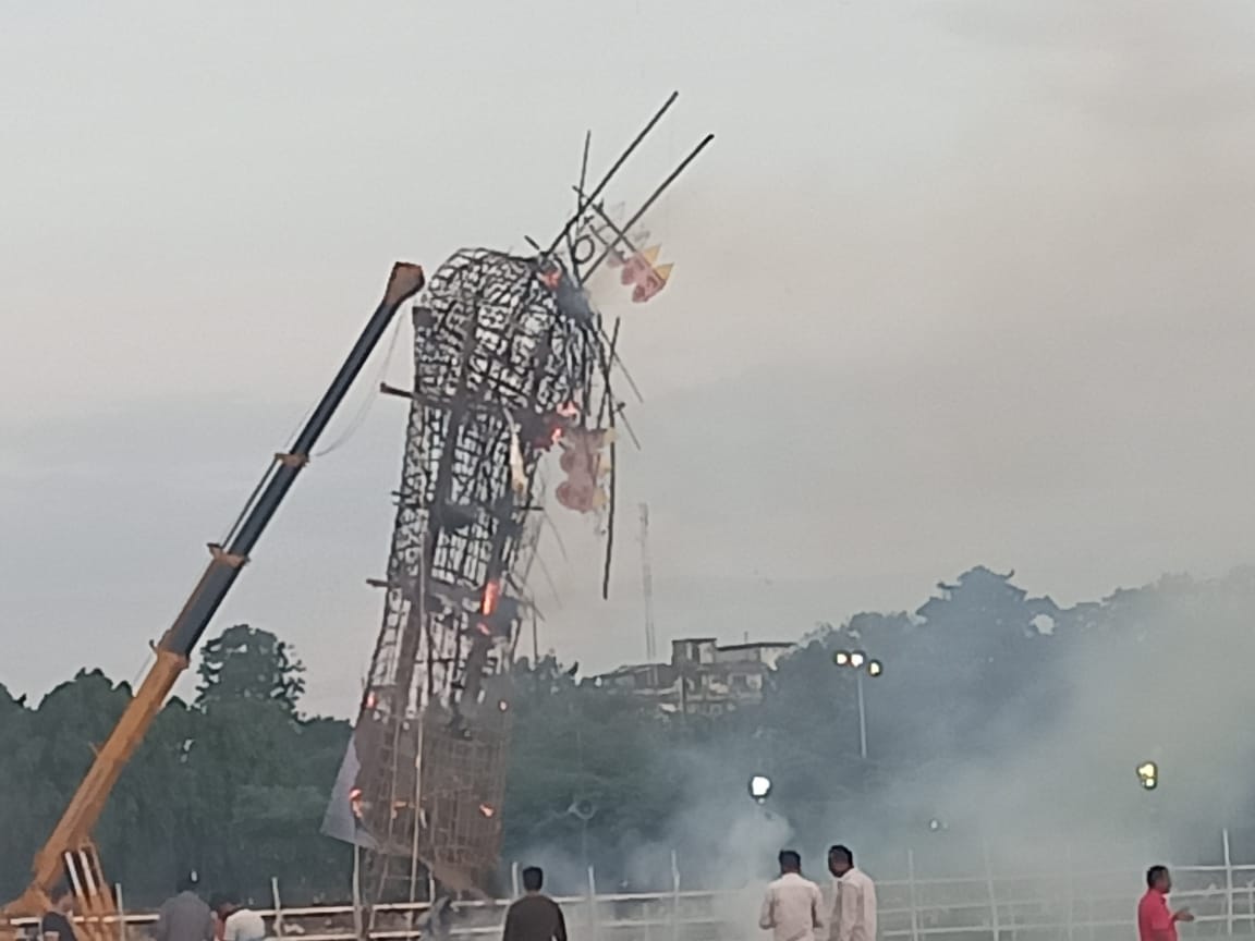 Ravana's effigy fell due to strong wind in patna; bihar bhaskar latest ...