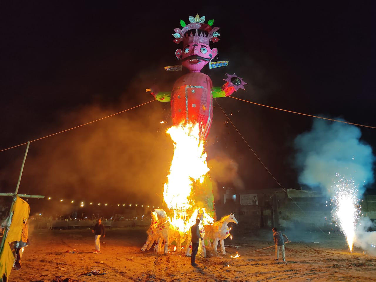 Ram-Ravan's war took place in Meerut in Ramlila, Ravana burnt to ashes ...