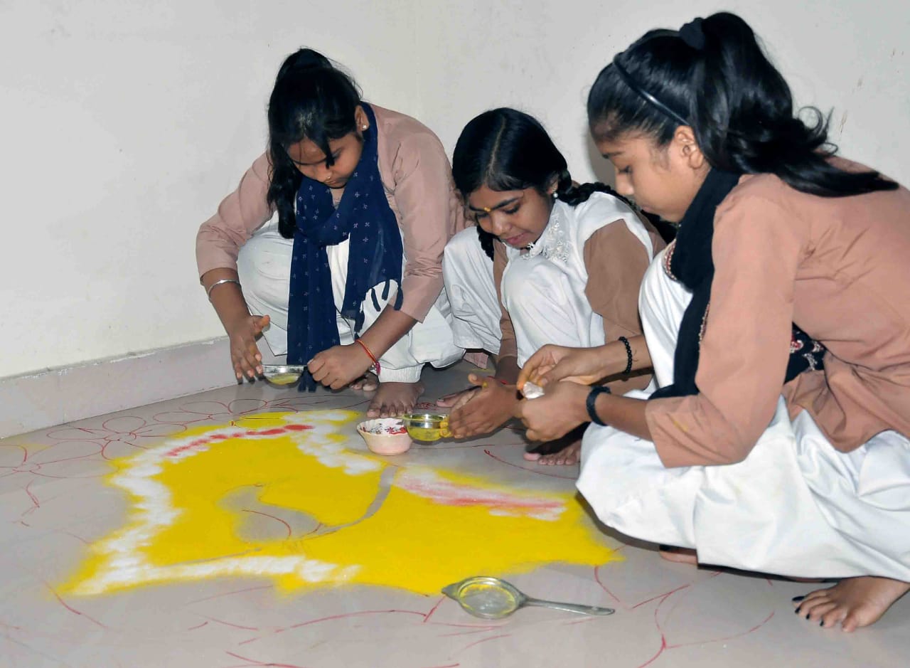 Girls made Rangoli, made aware for forest and wildlife conservation ...