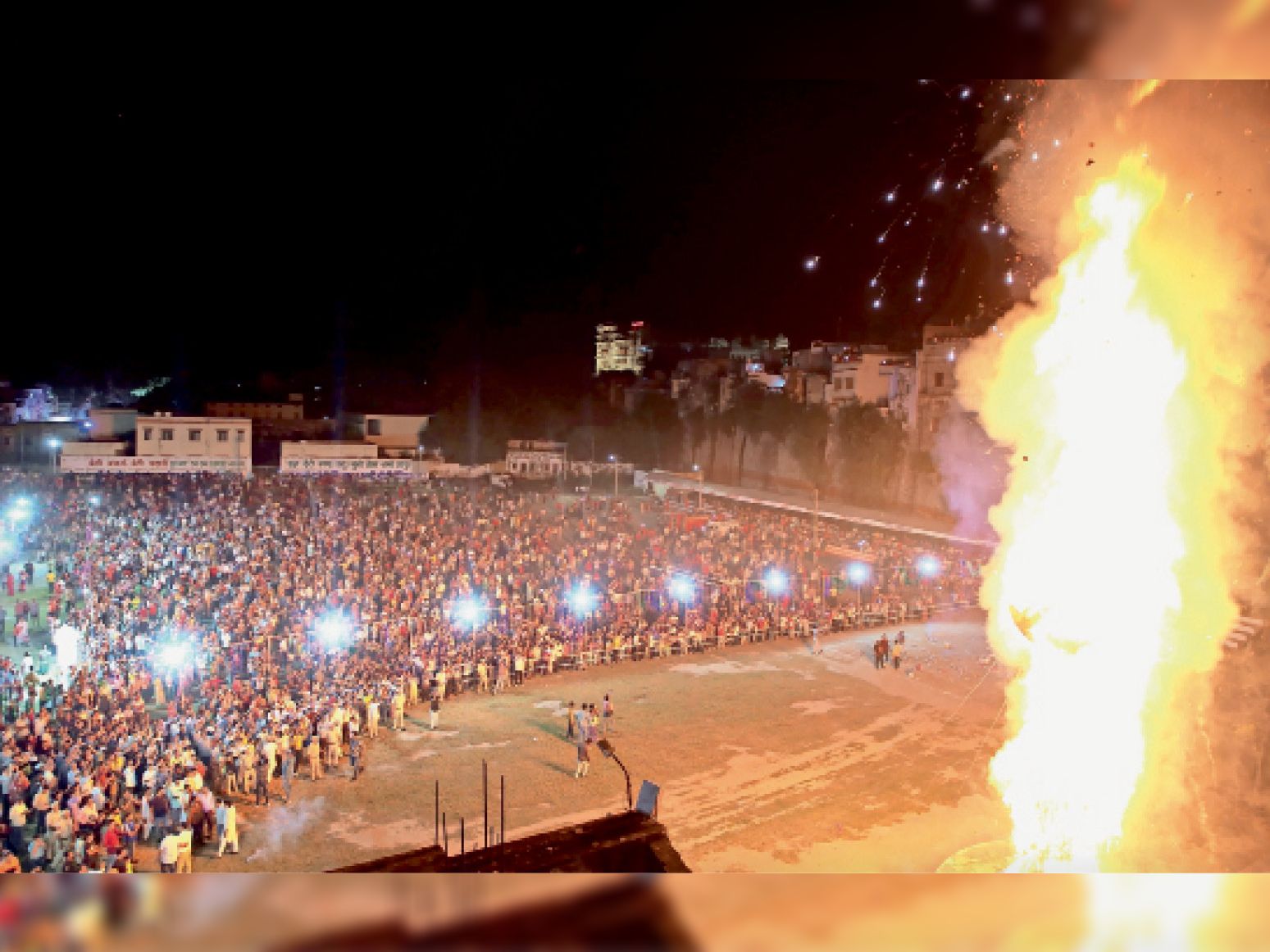 Ram burnt Ravana by shooting an arrow in the navel, it was destroyed in ...