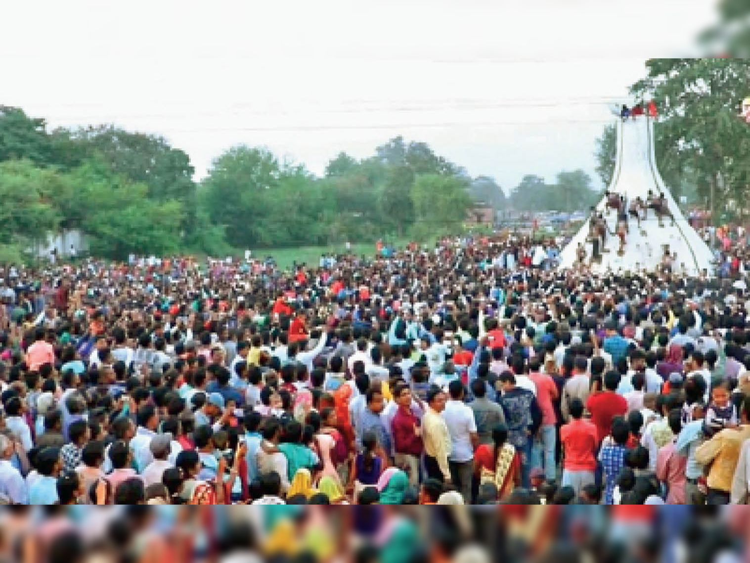 Dinbandhu hoisted the flag, 20 thousand people became witnesses | गढ़ ...