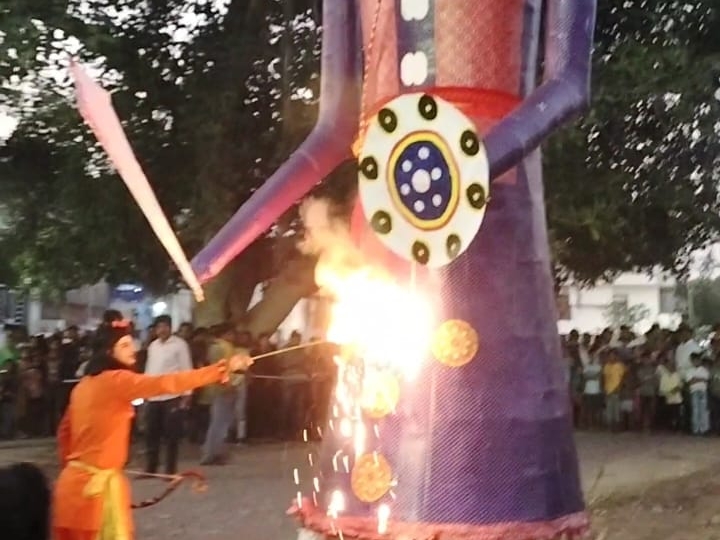 The army of monkeys crowded with the army of demons, Lord Shri Ram ...