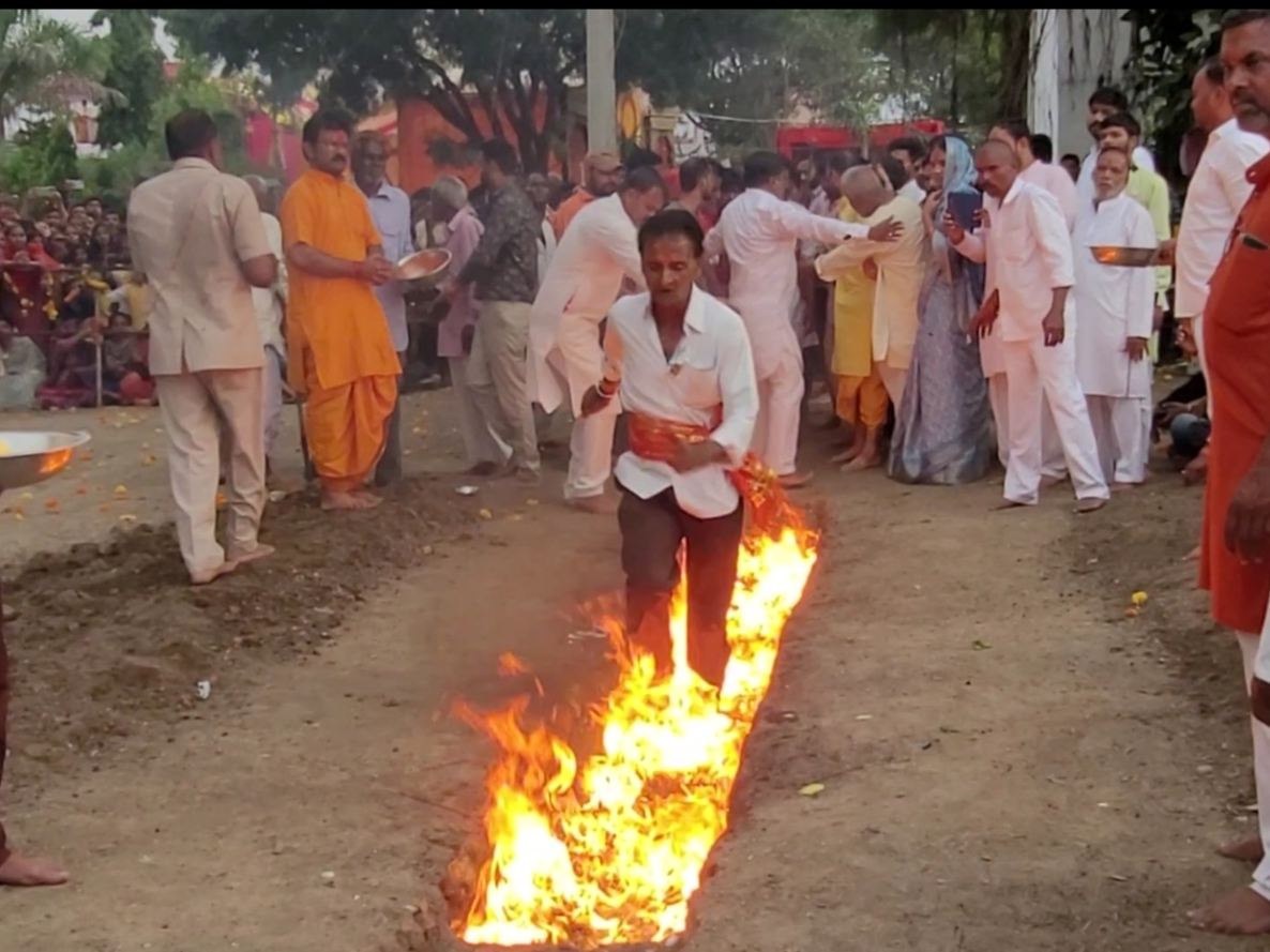 आस्था के अंगारों पर नंगे पैर दौड़े माता के भक्त, दहकती आग पर निकले लोग ...