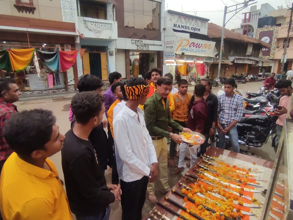 Bajrang Sena did weapon worship, respected the newly elected councilors ...