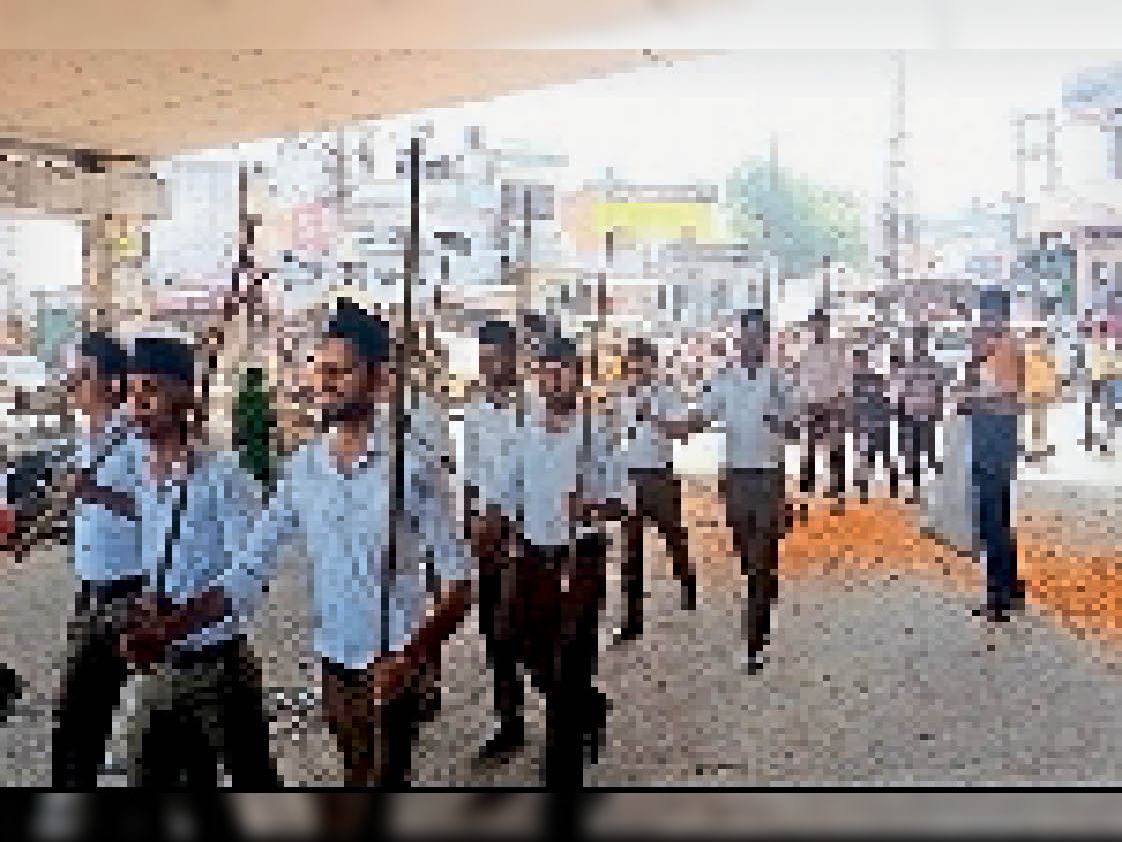 Rashtriya Swayamsevak Sangh took out path movement, showered flowers on ...