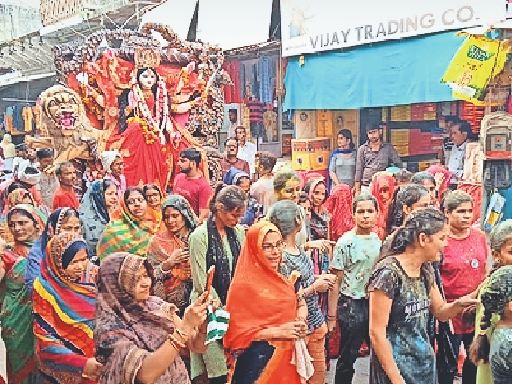 Maya ka chola is Rangla... Sherawali ka chola is Rangla... | शारदीय ...