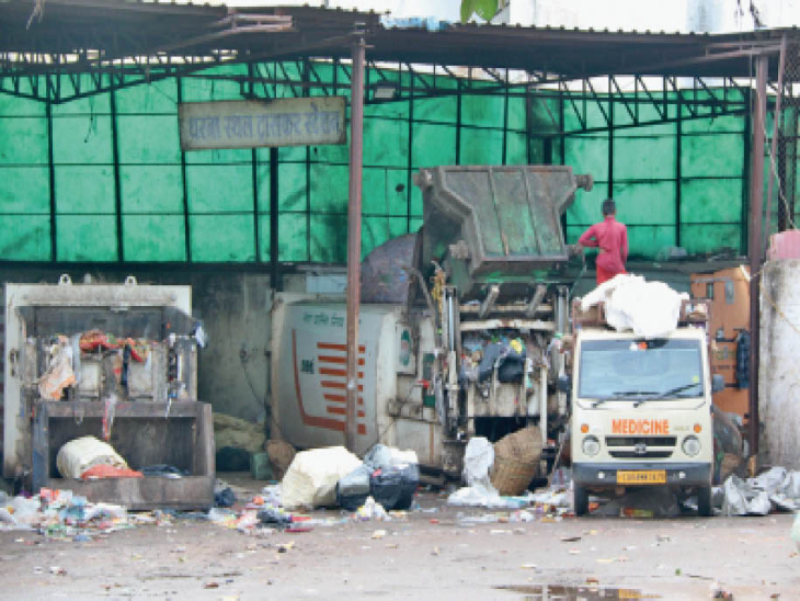 Garbage being dumped in the heart of the city, it is difficult to pass ...