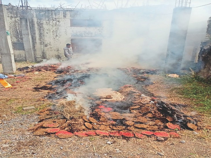 For the first time in the state, Ravana combustion made of cow dung ...