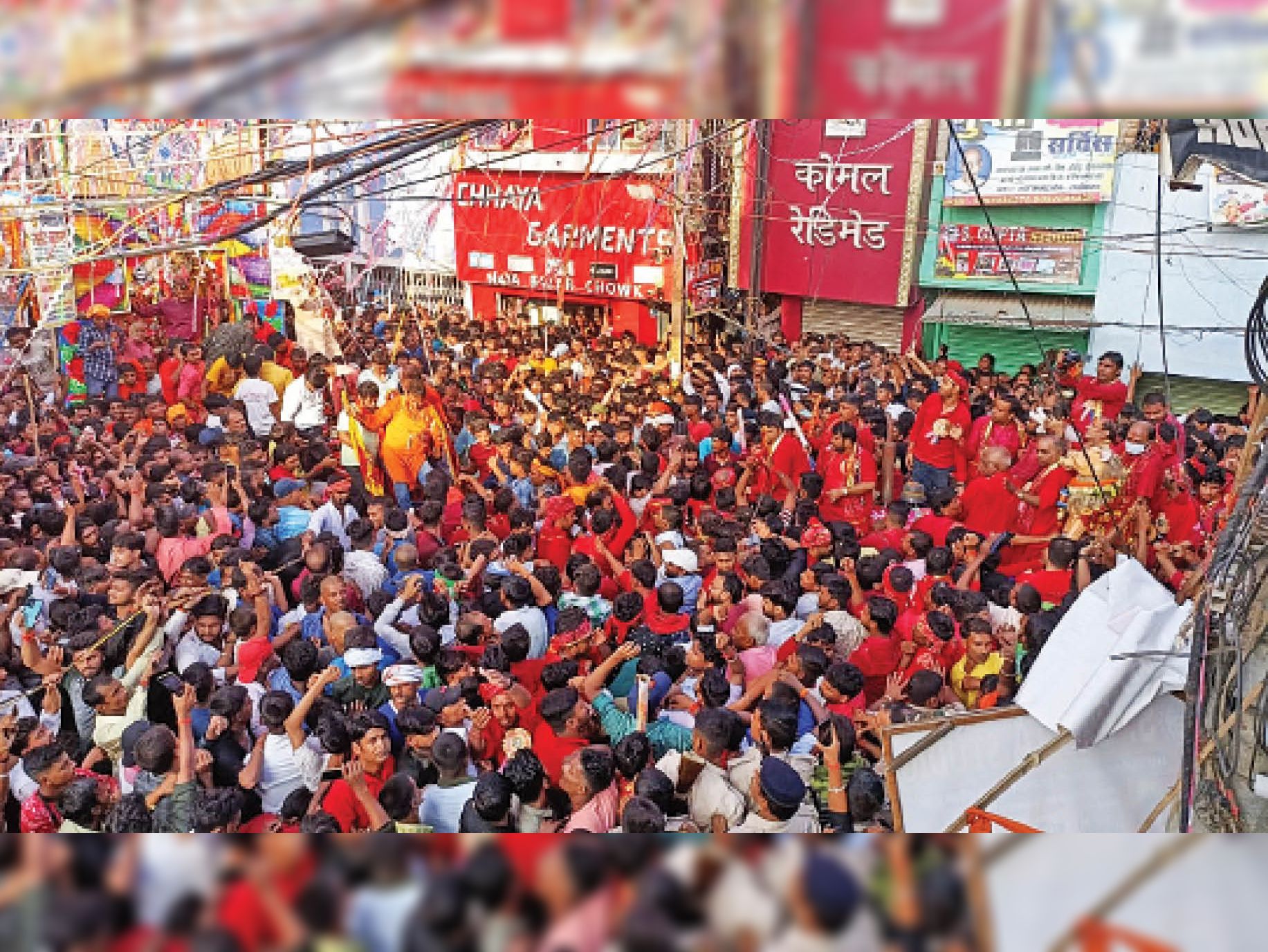Crowd gathered for the last darshan of the mother, devotees climbed on ...