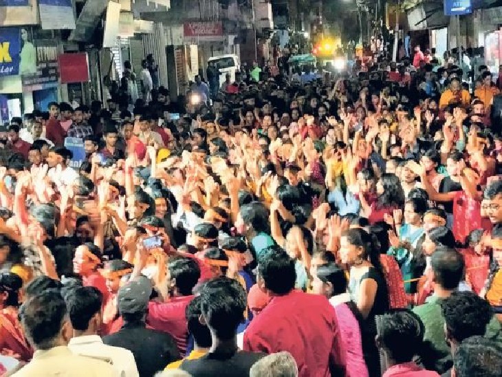 In the procession, devotees danced on the presentation of female Dhak ...