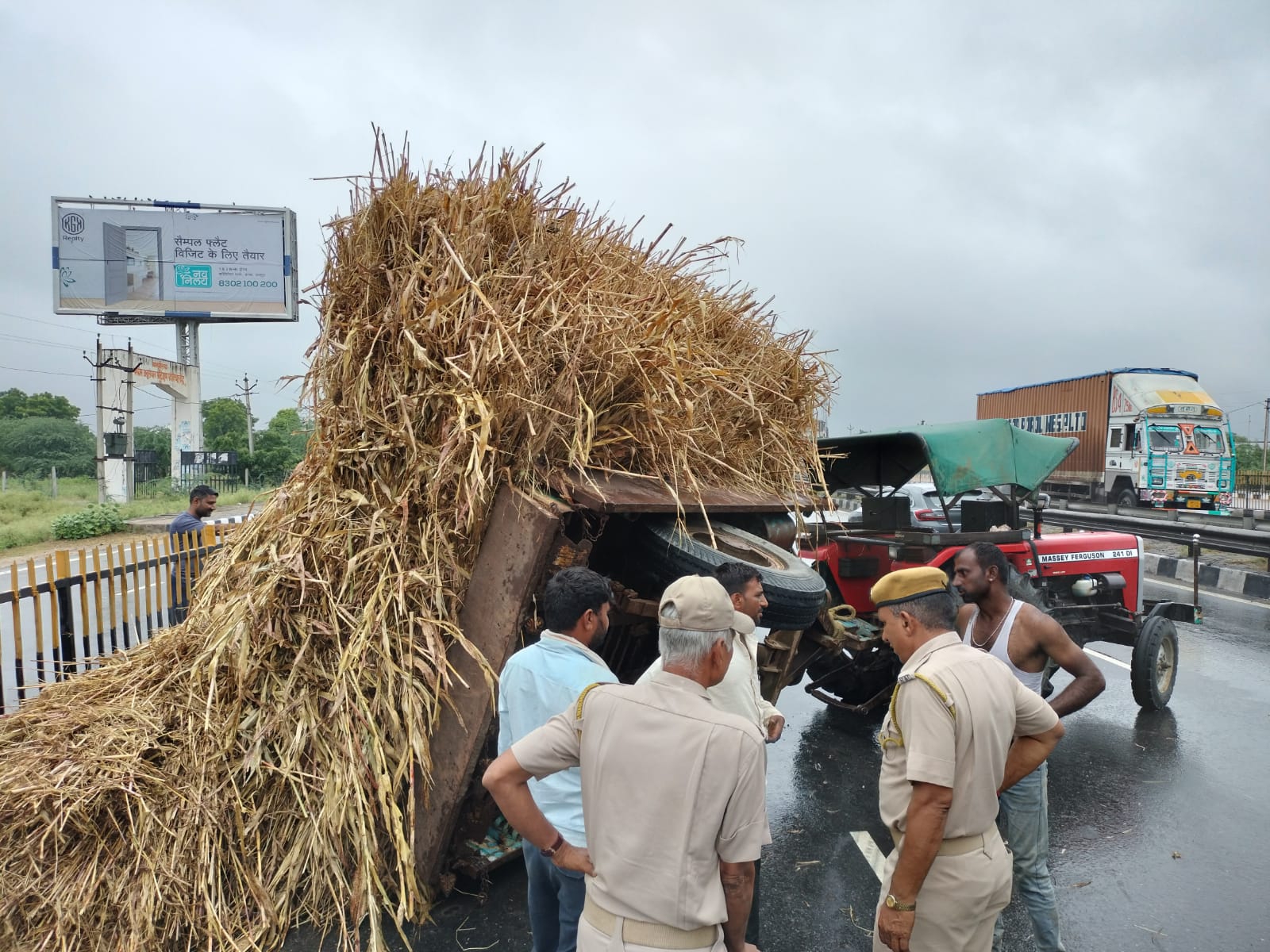 Jam on National Highway 48, | चारे से भरी ट्रेक्टर-ट्रॉली अनियंत्रित ...