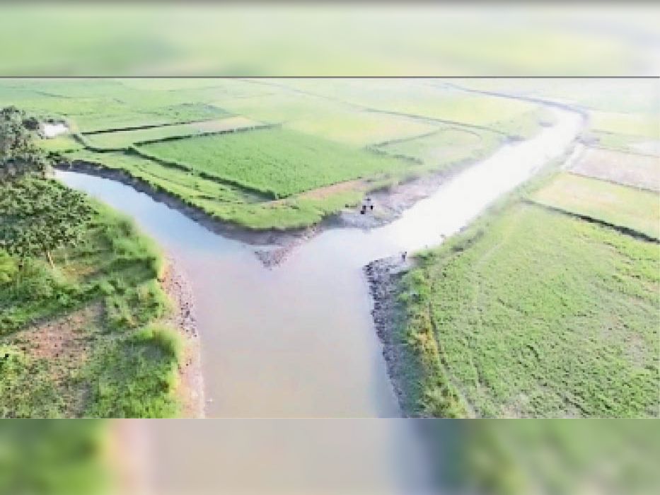 Silt in the river stream, hence changed into two branches, 50 thousand ...
