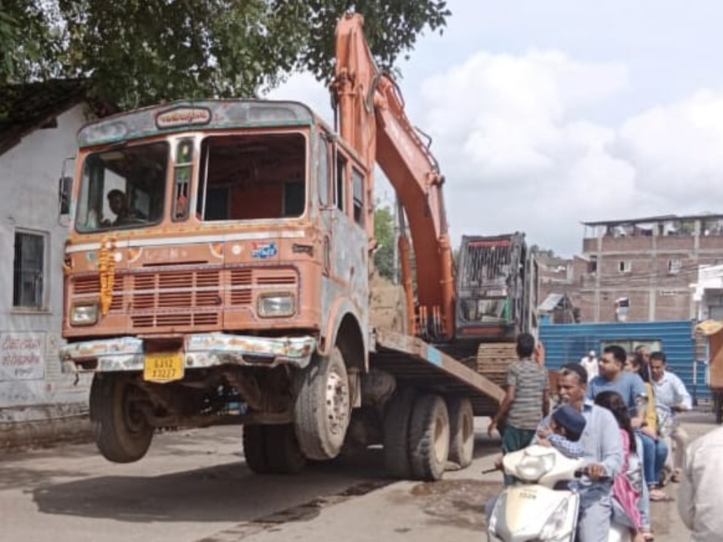 Poklane machine was unloading from the truck, the truck lifted from the ...