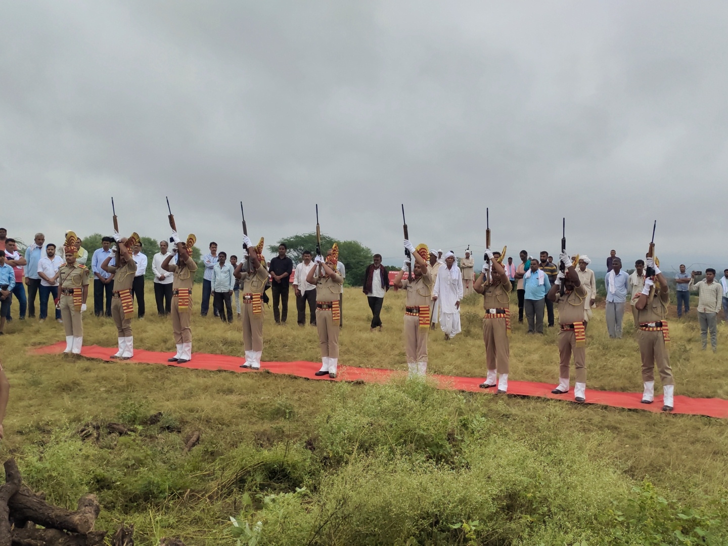 Two and a half year old son gave fire, villagers took out tricolor ...