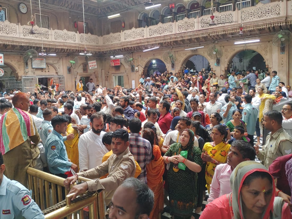 Devotees arrived in Vrindavan from country and abroad on Sharad Purnima ...