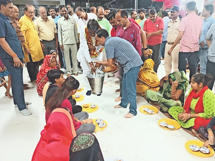 Health minister worshiped girls in Bhandara and then served food ...