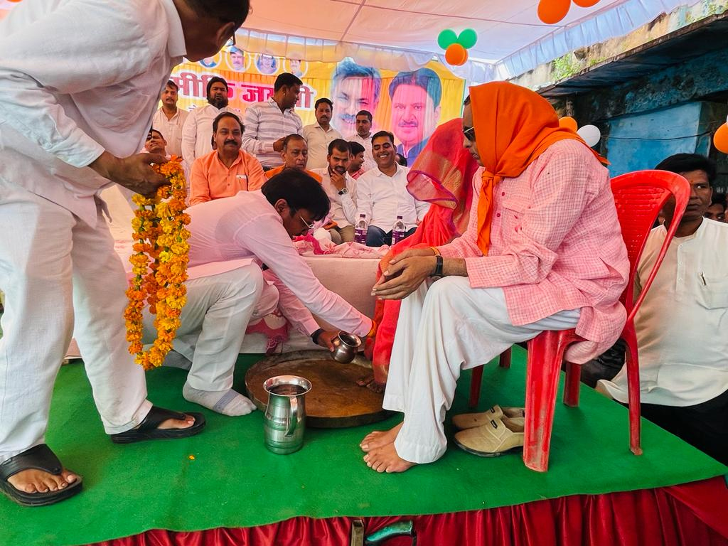 Bhind MLA inaugurated community building worth 13 lakhs on Valmiki Jayanti | भिंड विधायक ने पैर ...