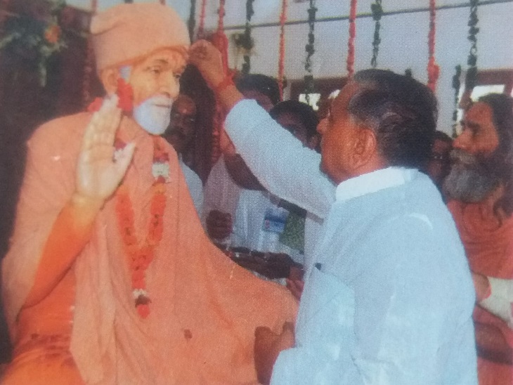 Unveiling the statue of Swami Kalyan Dev in 2006 after reaching ...