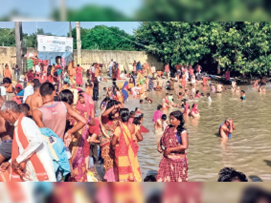 Thousands of devotees gathered at Ganga Ghat, College of Barhiya for ...