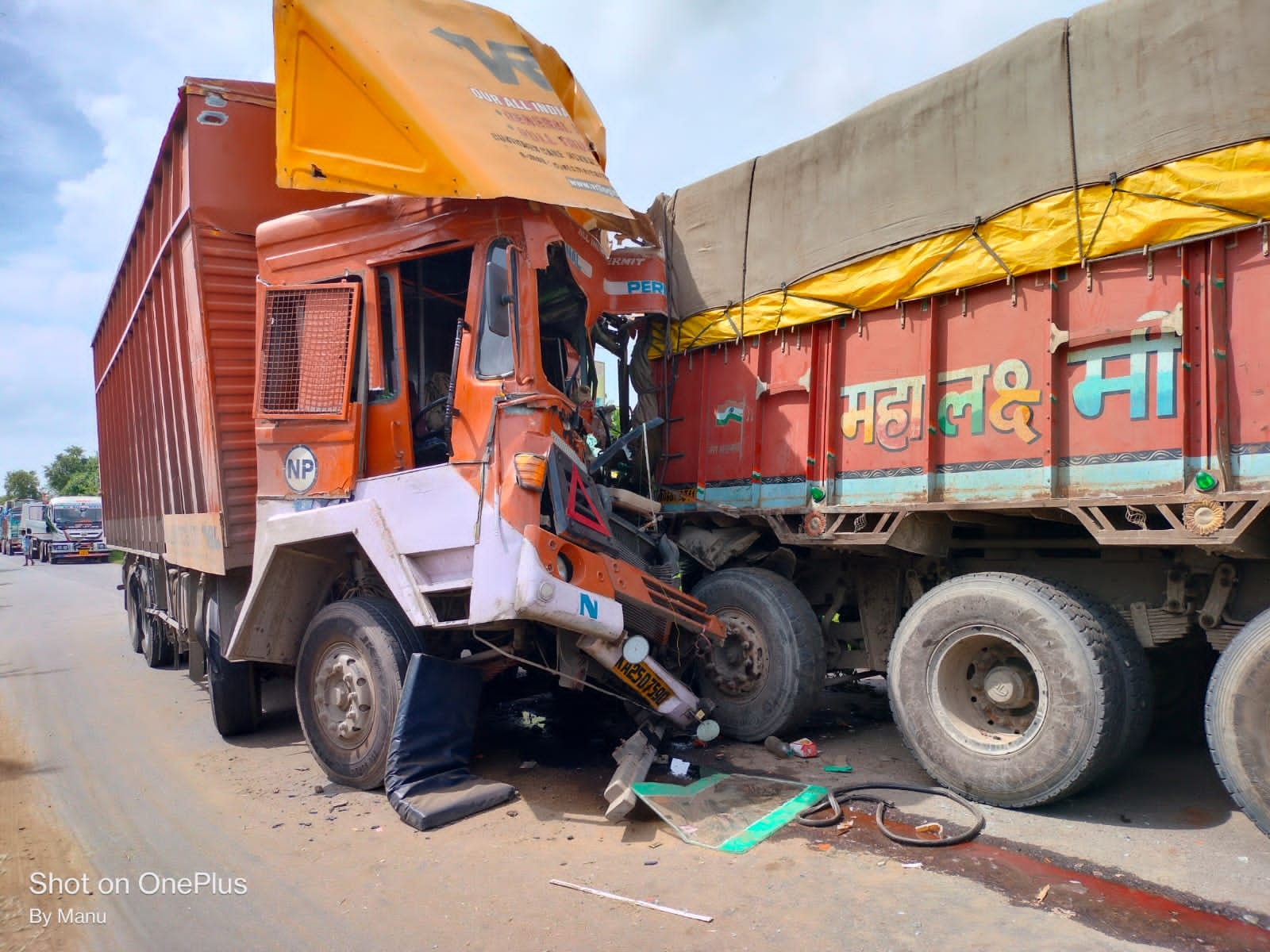 Direct collision between two trucks on NH-139 in Aurangabad, Driver and ...
