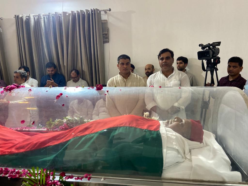 Sapai leaves for Saifai on the news of his leader's death.kanpur ...