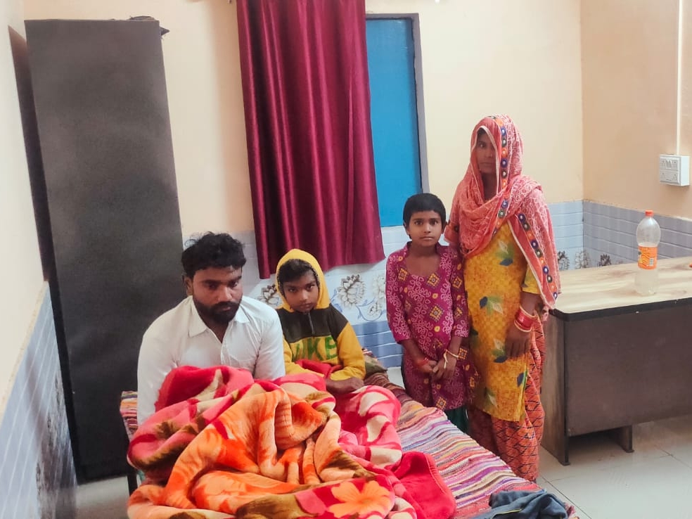 Rampur DM gave shelter to the family in the panchayat house, got ...