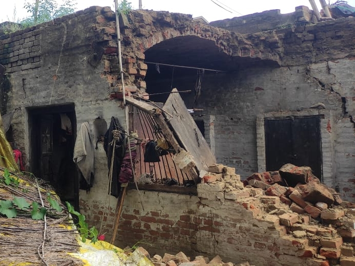 Woman dies, son injured after being buried under rubble | बीघापुर में ...