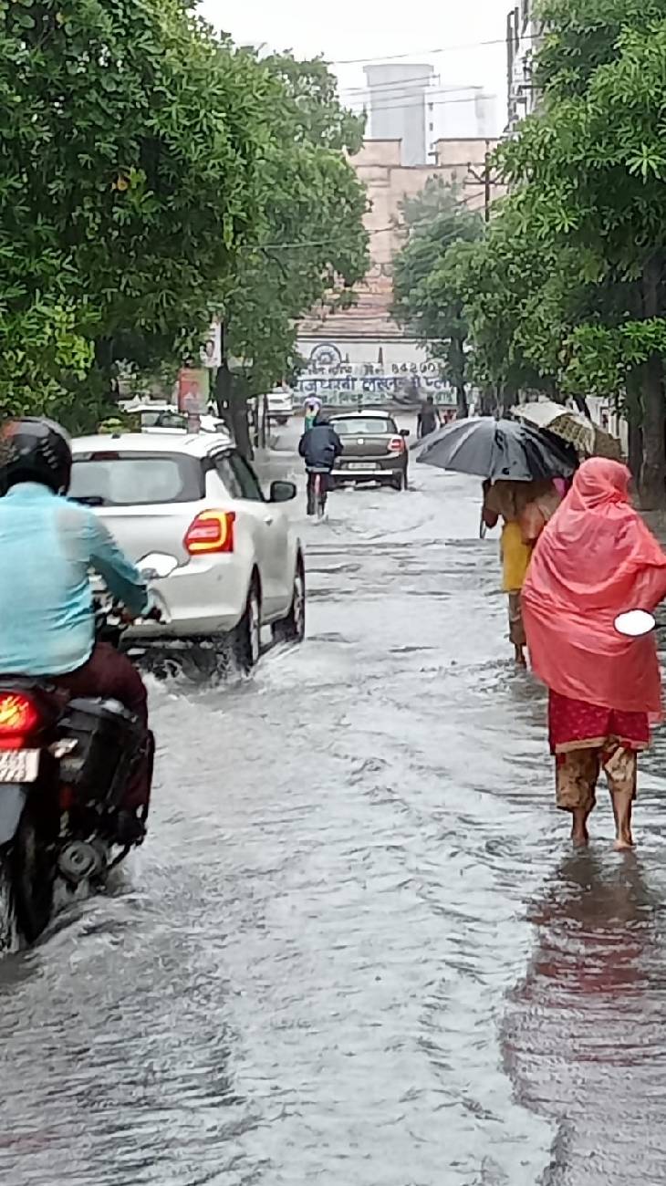 Lucknow (UP) Rainfall Situation Photos; Water Logging In Hazratganj ...
