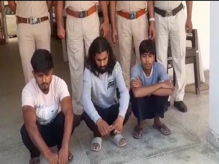 Two bike-borne miscreants looted 2.5 lakh rupees from a scrap trader in ...