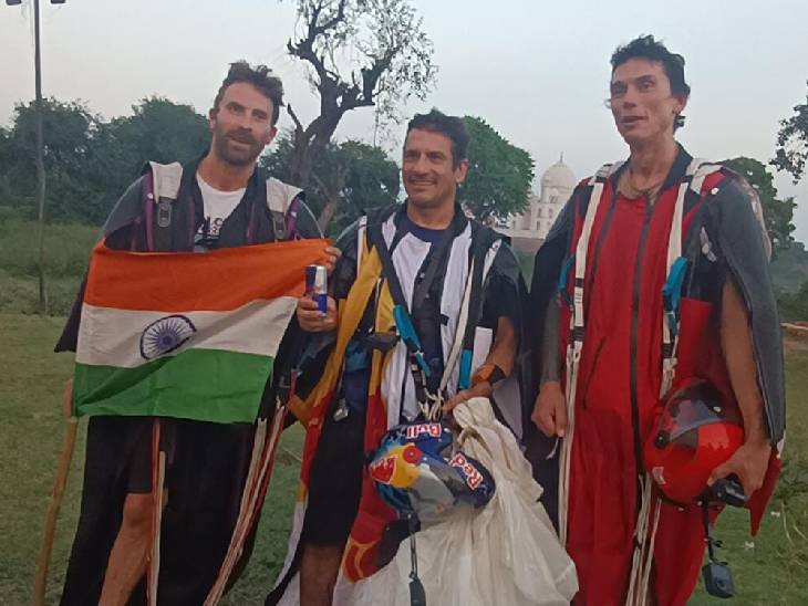 Jumped from five thousand feet in the sky, tricolor made in the air ...