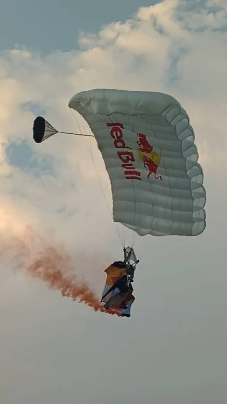 Jumped from five thousand feet in the sky, tricolor made in the air ...