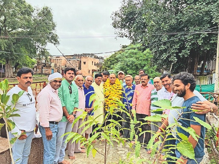 Team of Ramghat Shramdan is giving message to people to save ...