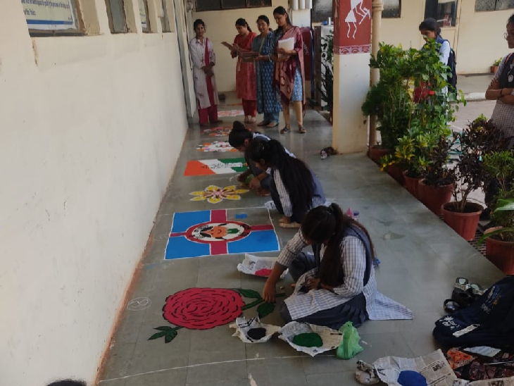 Students filled colors of enthusiasm in Rangoli, made posters giving ...
