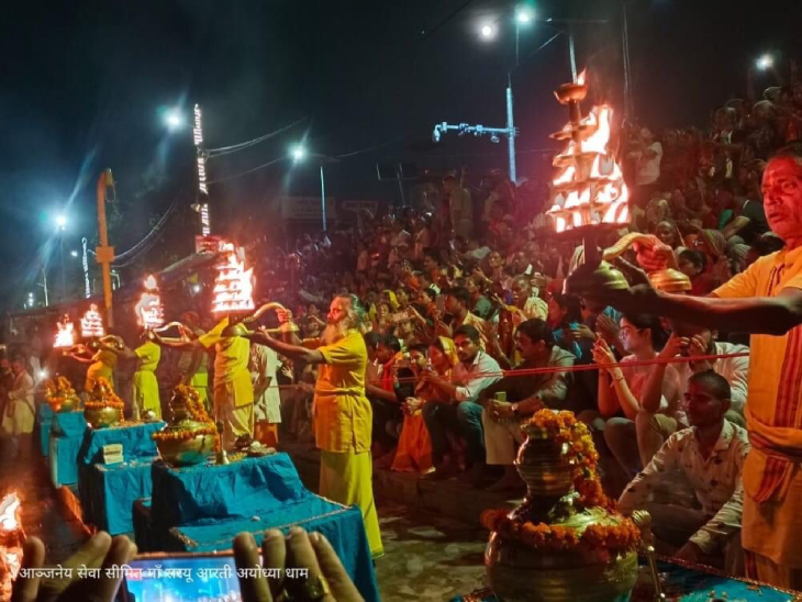 Listening to Ramkatha from place to place after bathing in Saryu and ...