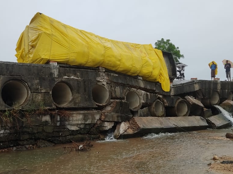 A truck filled with cement overturned due to the breakdown of the ...