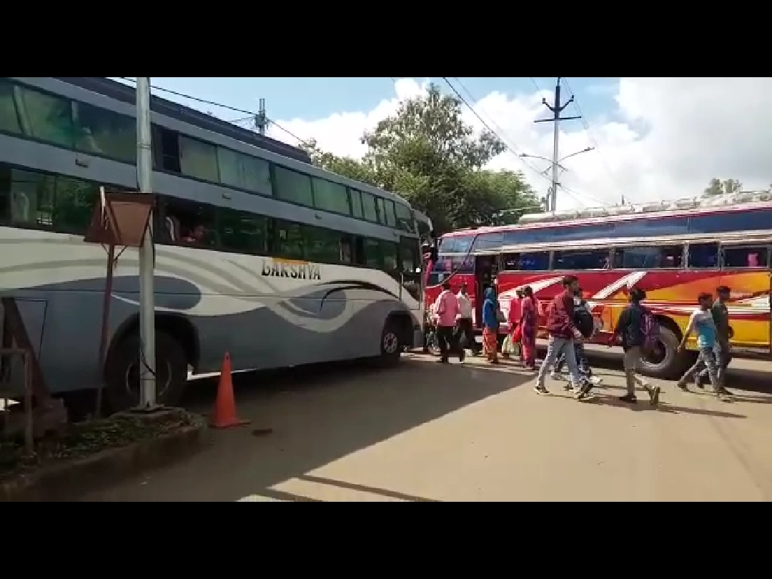 Four people stopped the bus at the intersection and beat it, jammed for ...