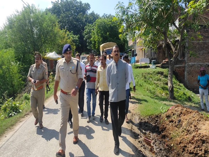 Azamgarh DM, SP arrived to inspect floods | आजमगढ़ में बाढ़ का निरीक्षण ...