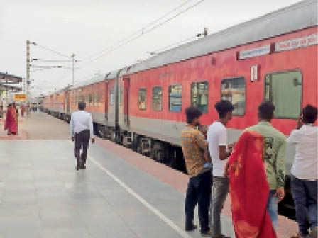 Seat full in Pooja special train, people returning from buses for ...