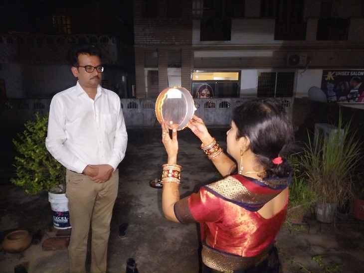 Azamgarh, Suhagins kept a Nirjala fast for their husbands | आजमगढ़ में ...