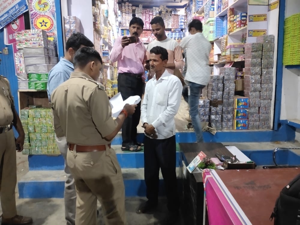 SDM, CO inspected firecracker shops in Unnao Information about license ...