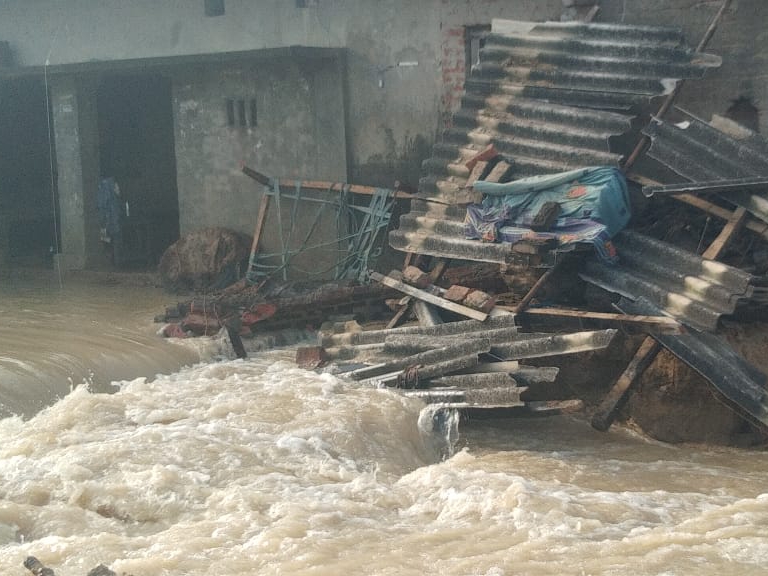 Broken river dam In Itwa Water filled up to the waist in dozens of ...