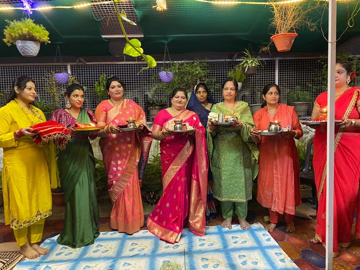 Azamgarh, Suhagins kept a Nirjala fast for their husbands | आजमगढ़ में ...