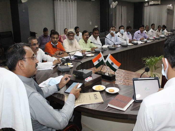 Azamgarh DM held a meeting with the officials | आजमगढ़ DM ने की ...