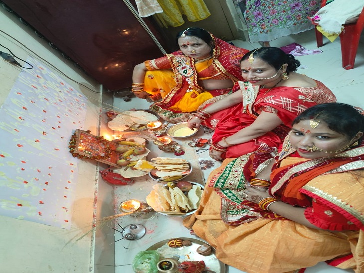 Azamgarh, Suhagins kept a Nirjala fast for their husbands | आजमगढ़ में ...